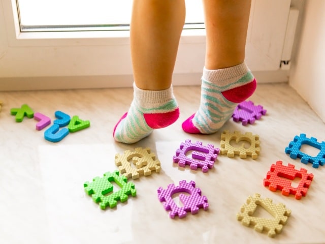 Apprendre l’alphabet aux tout petits - côtébébé